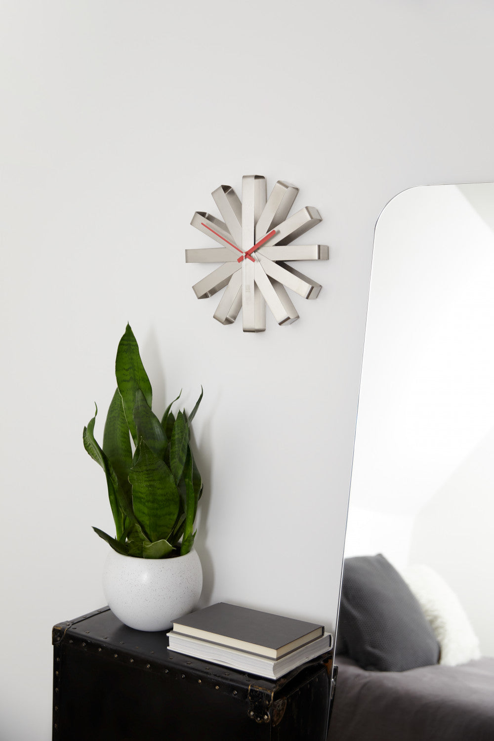 Horloge murale moderne Ribbon de Umbra en acier - Brick